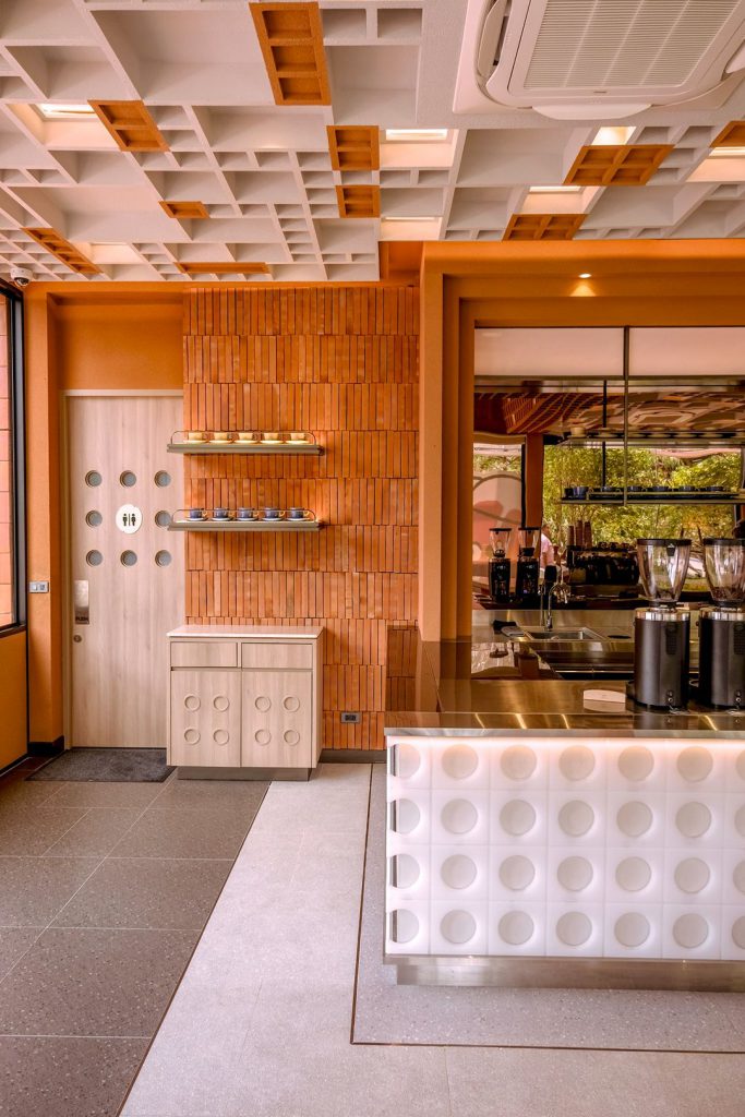 Bean Boys คาเฟ่เปิดใหม่ #เลียบด่วนรามอินทรา vibe ดี mood ดี คุมโทนสีส้ม ...