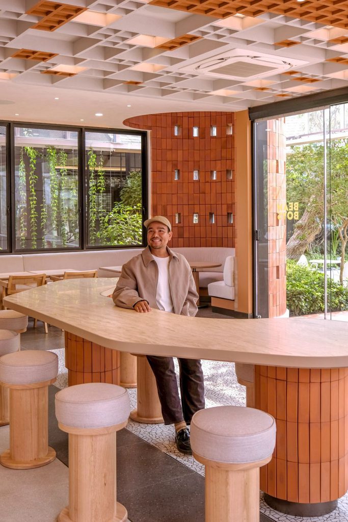 Bean Boys คาเฟ่เปิดใหม่ #เลียบด่วนรามอินทรา vibe ดี mood ดี คุมโทนสีส้ม ...