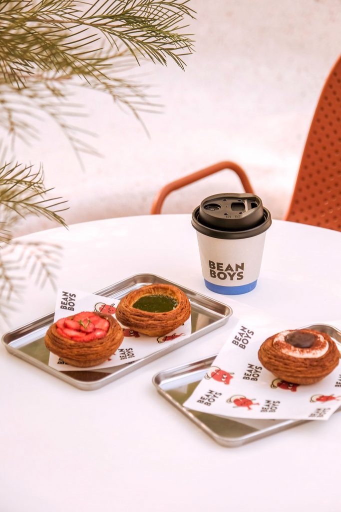 Bean Boys คาเฟ่เปิดใหม่ #เลียบด่วนรามอินทรา vibe ดี mood ดี คุมโทนสีส้ม ...