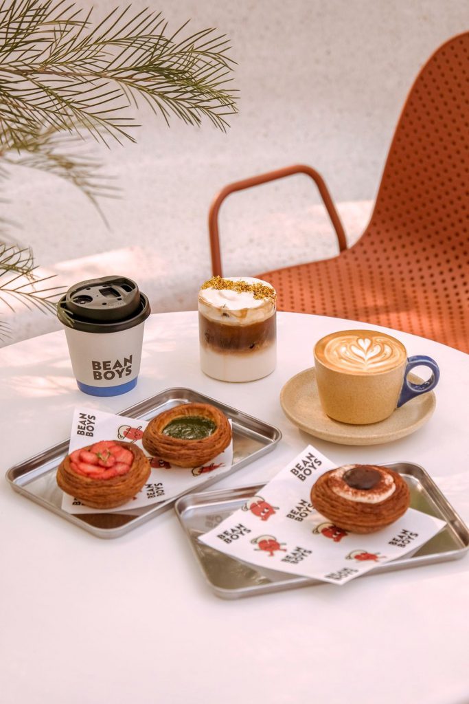 Bean Boys คาเฟ่เปิดใหม่ #เลียบด่วนรามอินทรา vibe ดี mood ดี คุมโทนสีส้ม ...