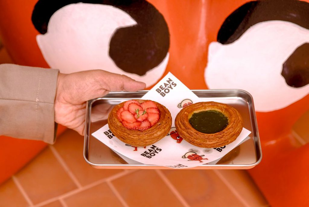 Bean Boys คาเฟ่เปิดใหม่ #เลียบด่วนรามอินทรา vibe ดี mood ดี คุมโทนสีส้ม ...